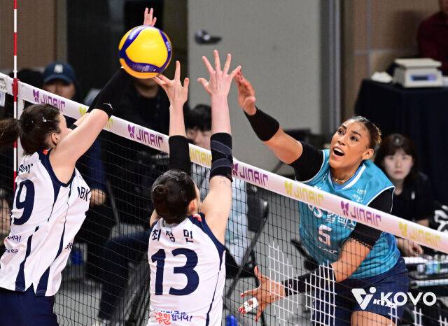 GS 꺾은 IBK, 이번 시즌 팀 최다 5연승 질주...우승후보→최하위→3위 맹추격 [MD장충]