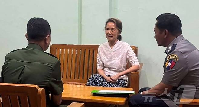 "中왕이, 지난달 아웅산 수치 여사 만나"…이후 복역→가택연금