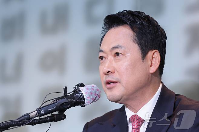 장동혁 "헌법 집 허물며 창문 갈자는 것"…외신에 특검·개헌 맹공