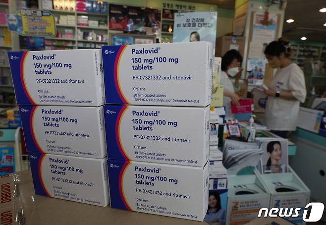 먹는 코로나 치료제 팍스로비드중년층엔 고령층만큼의 효과없어