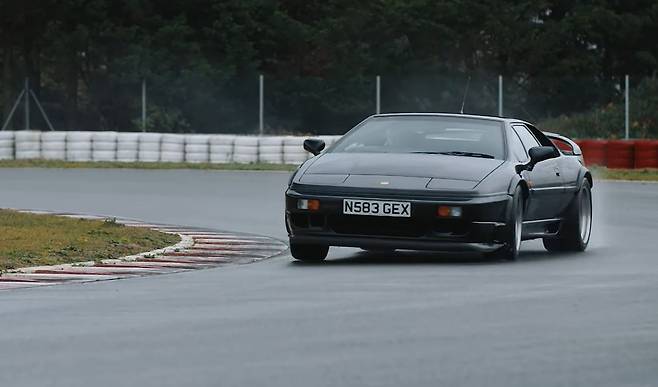 완벽에 가까운 미드엔진 스포츠카 로터스 에스프리 스포츠 300 더드라이브